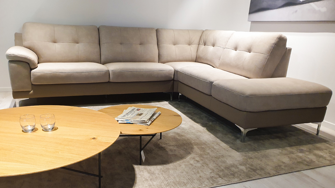 Divano angolare bicolore rivestito in microfibra