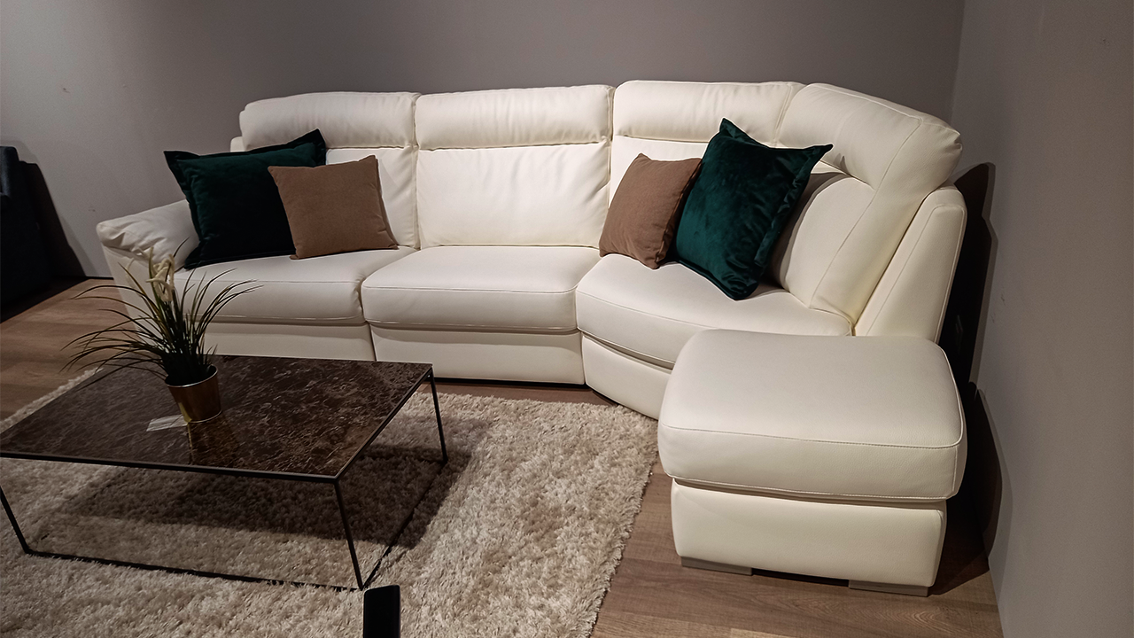 Divano in ecopelle con relax elettrico e penisola tonda