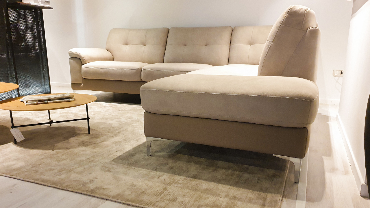 Divano angolare bicolore rivestito in microfibra