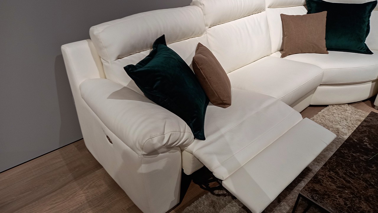 Divano in ecopelle con relax elettrico e penisola tonda