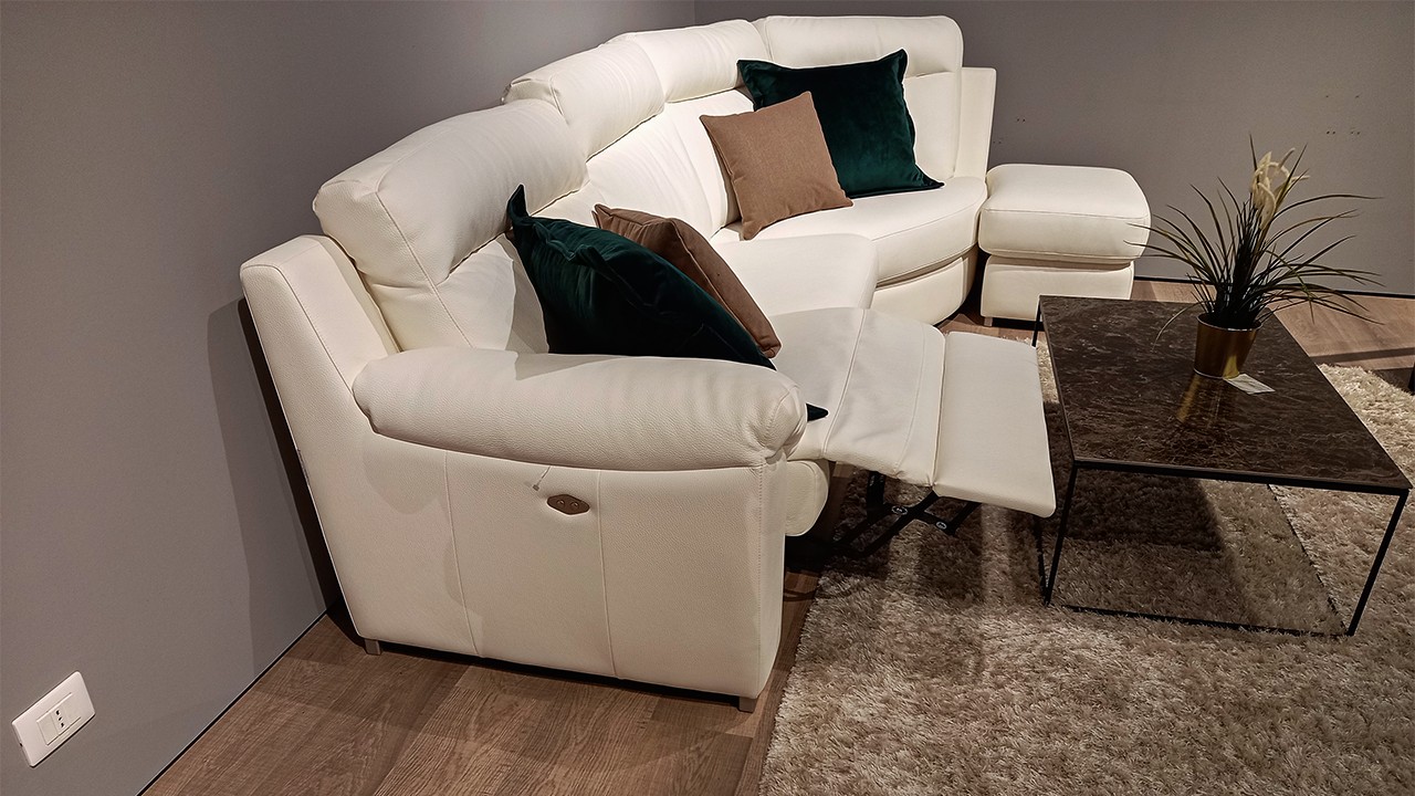 Divano in ecopelle con relax elettrico e penisola tonda